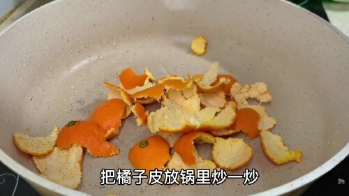 把桔子皮放锅里炒一炒,解决了很多人的大烦恼,作用真是太厉害了