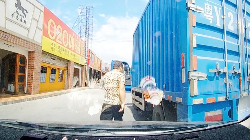 佛山外地人倒车撞到我的车后,下来看看没人就跑,行车记录仪拍下无赖...