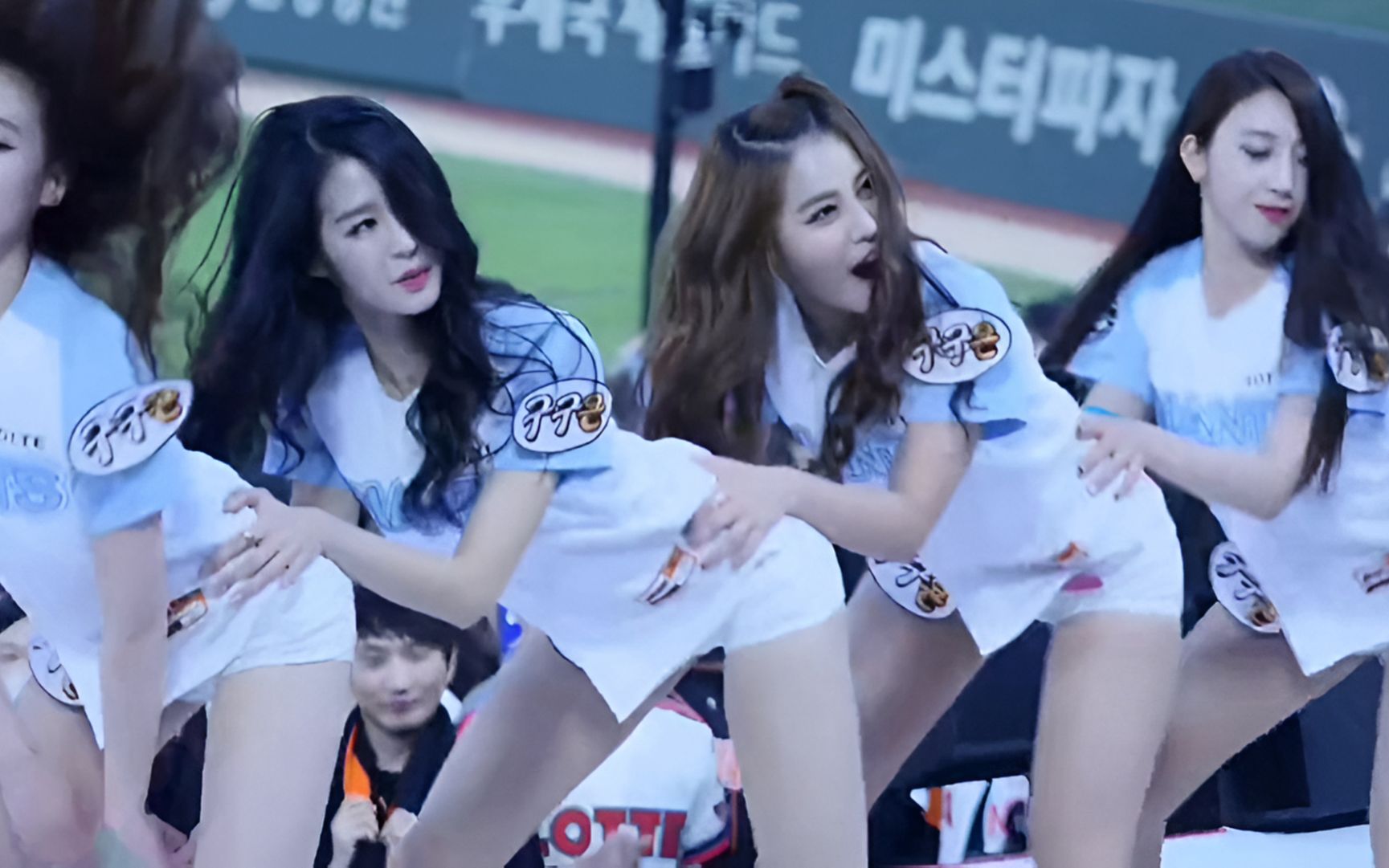 2022世界杯!韩国啦啦队一舞封神刷屏全网,一抬腿就是热辣舞蹈!