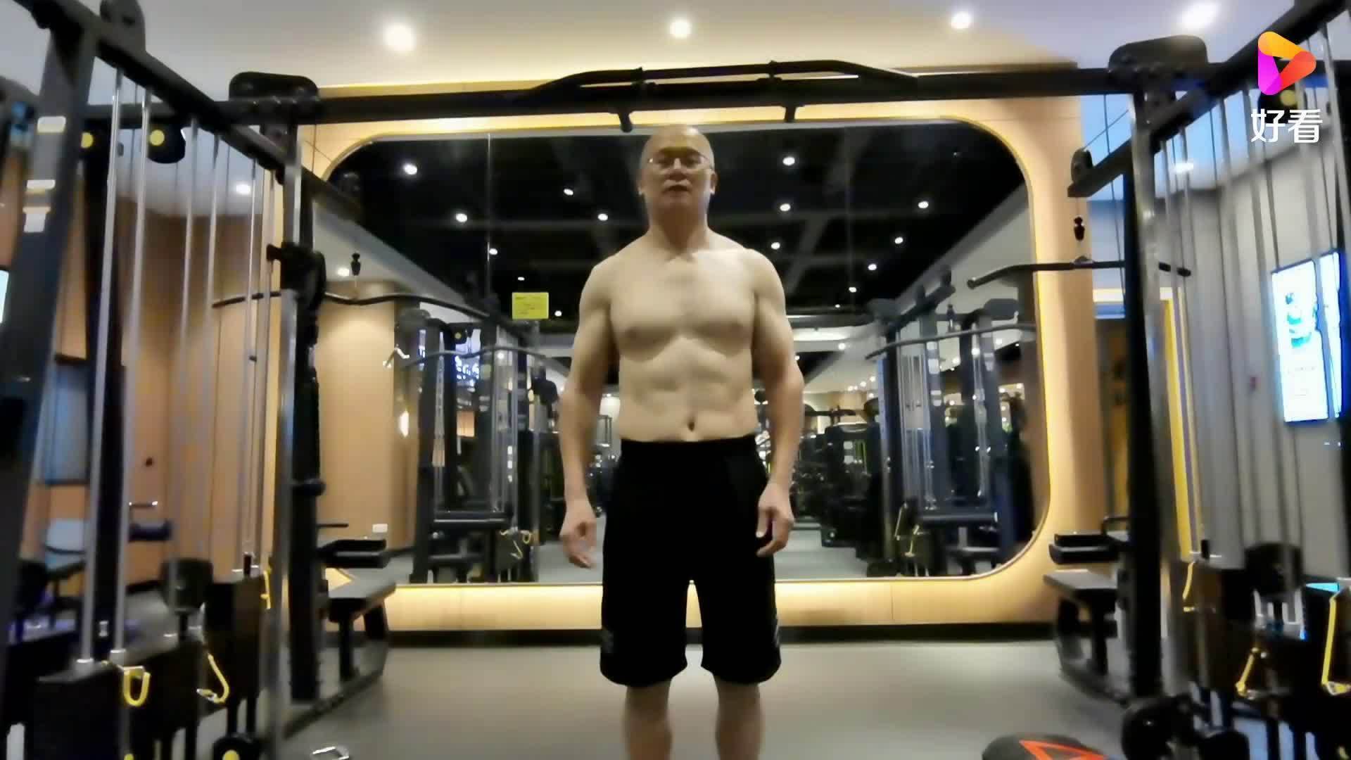 63岁,单杠引体向上15个一组,锻炼手臂和背部的肌肉力量