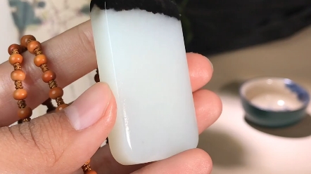 〔平安牌〕和田玉羊脂白玉黑皮料挂件,白润如脂,黑皮浓郁～造型规整,...