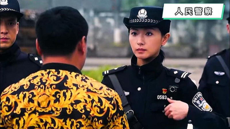混混故意挑衅警察,下一秒女警教他做人