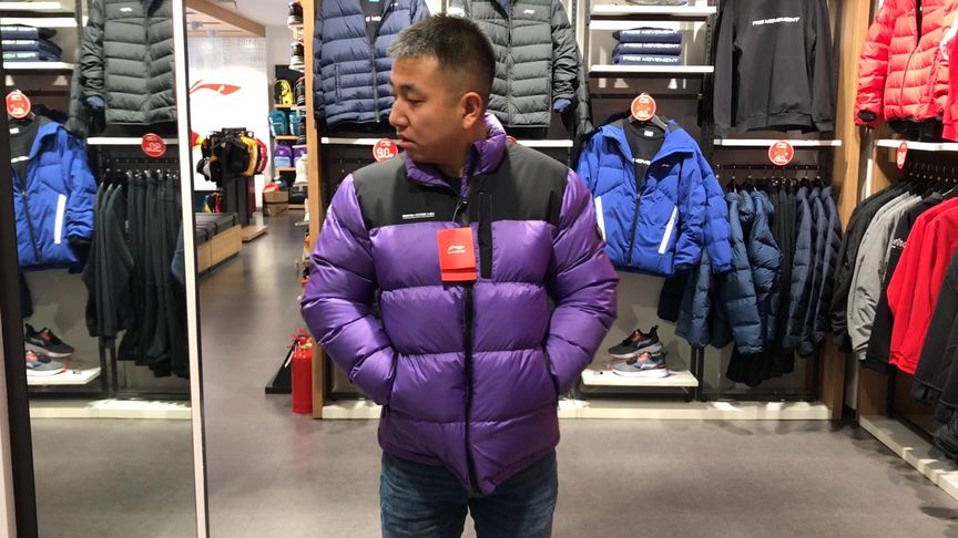 穷小伙买羽绒服,价格高的吓人,忍痛割爱买了一件,花了多少钱?