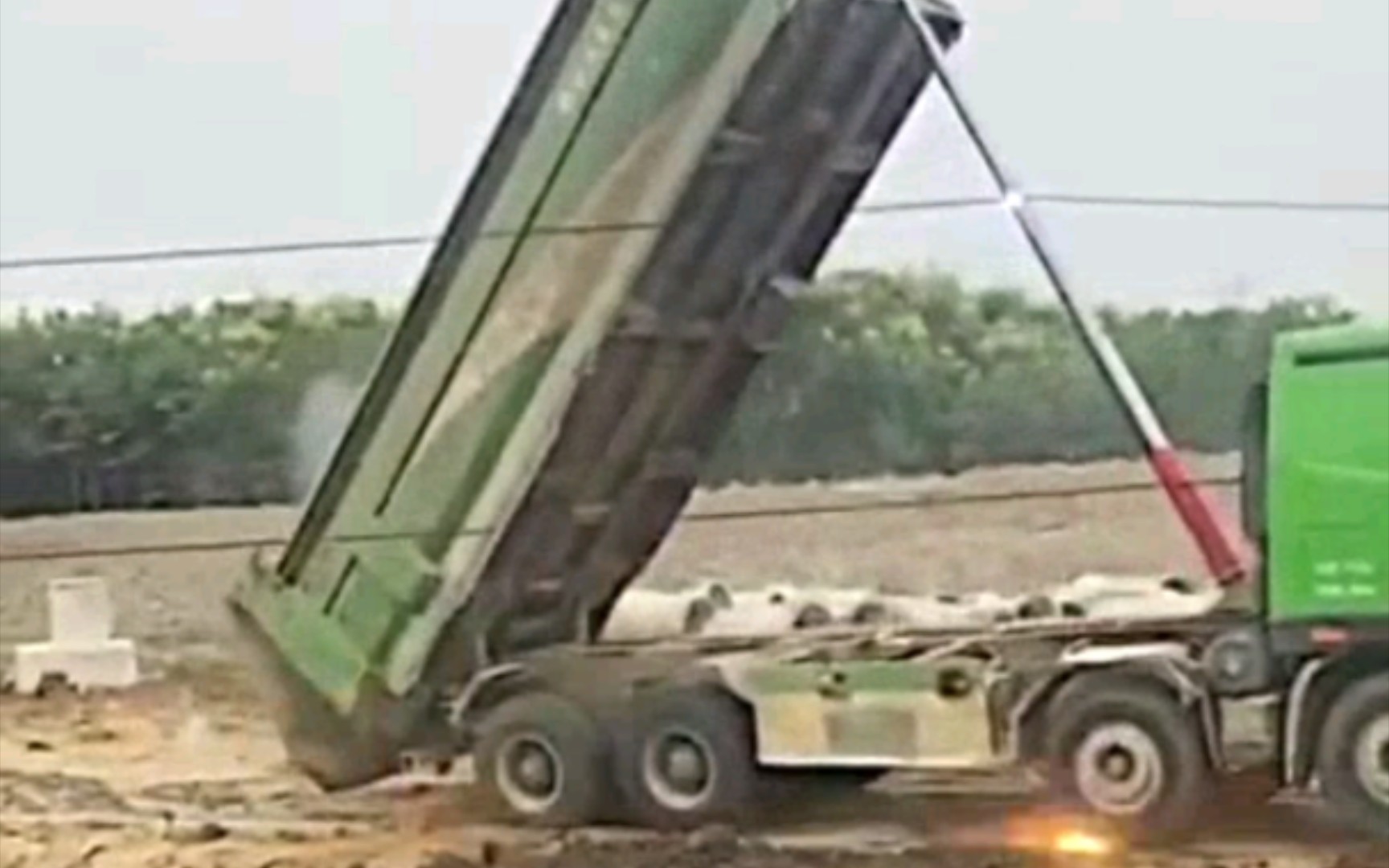 触电事故,自卸车斗忘放下,撞断高压电线