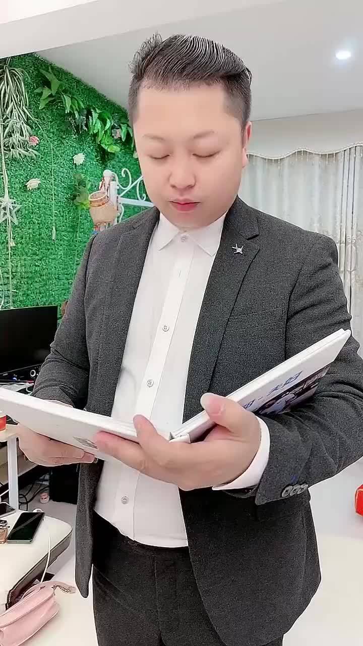 今天对上个月进行总结会议,你觉得谁该批评?谁该表扬?