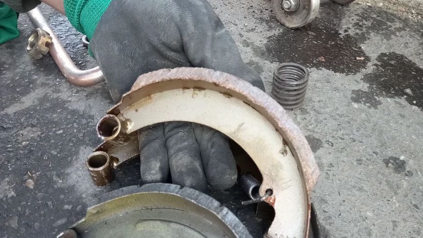 电动车的刹车不回又刹不住,刹车蹄有问题,师傅教你轻松解决