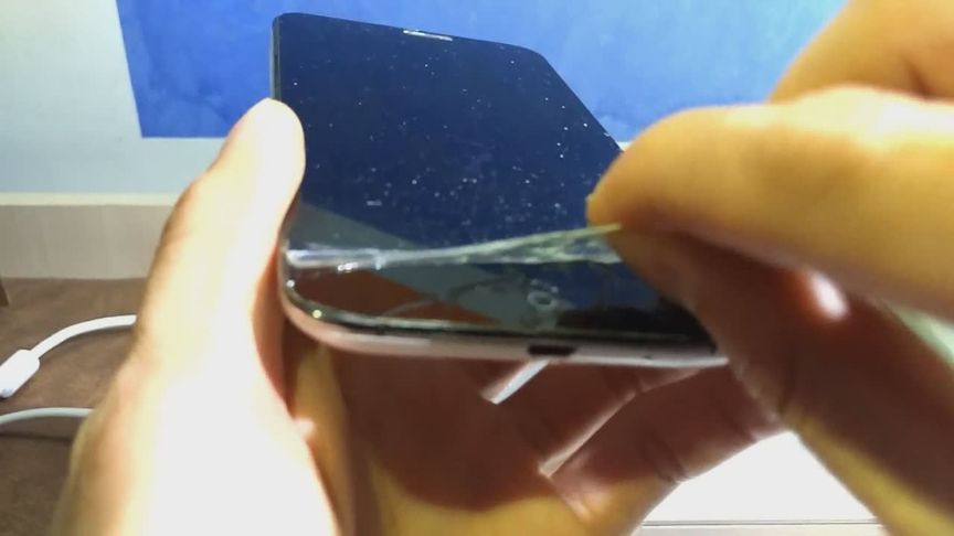 手贱撕了一张手机钢化膜,撕完后差点把自己吓尿了