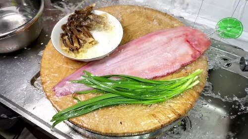 鱼肉的鲜和菌香的融合这种味道用语言已经表达不出来了