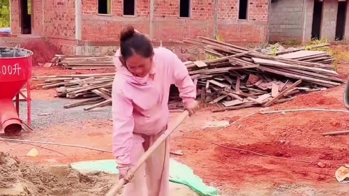 别看大嫂是女流之辈搅拌砂浆上料查看砂浆配合比基本上都独立操作