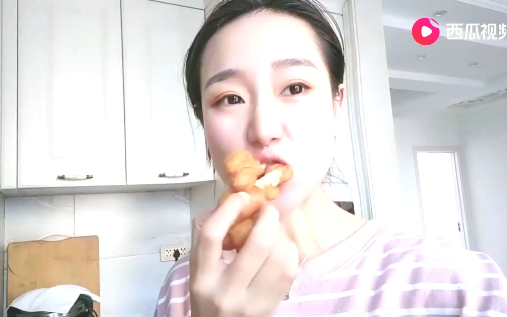 东北过年不吃午饭吃啥?干果当零嘴,炉箅子麻花垫肚子,教程来了