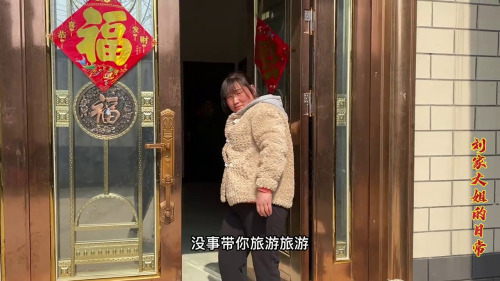 小伟要带大姐出去转转,顺便去看别人家做的衣服,学习散心两不误