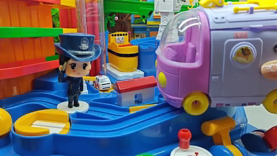 儿童趣味玩具:小校车送小汽车们回家