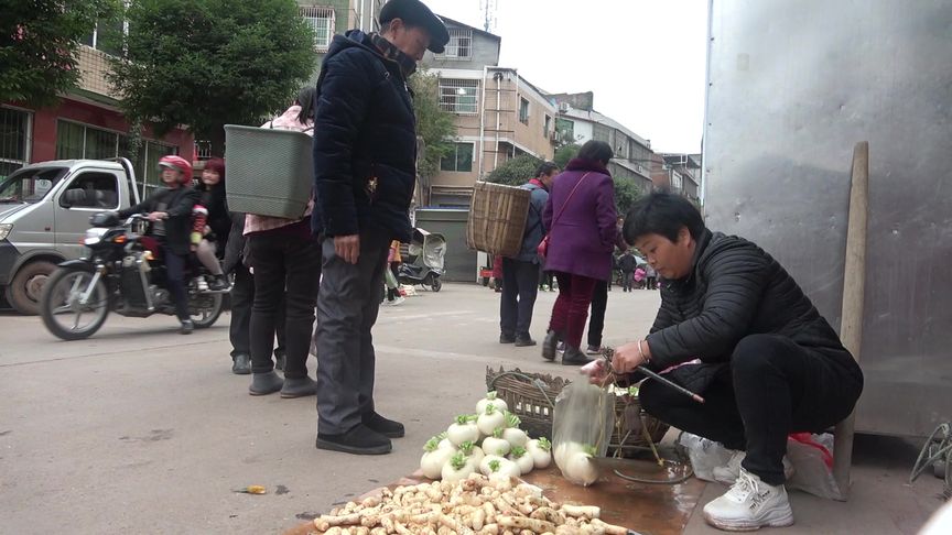 在农村集市卖菜,必须要很早就去抢位置摆摊,这样才会有好生意