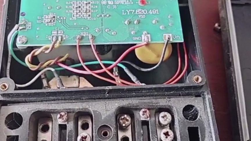 旧电表拆解回收,其实有非常大的市场和利润的,有人靠它挣了大钱