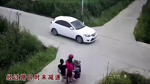 摩托车汽车路口相撞,摩托车两人被撞飞,一人当场死亡