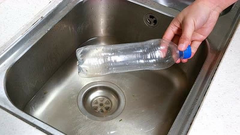 厨房下水道老是堵?家政阿姨教我绝招,一秒钟疏通不费力,不花钱