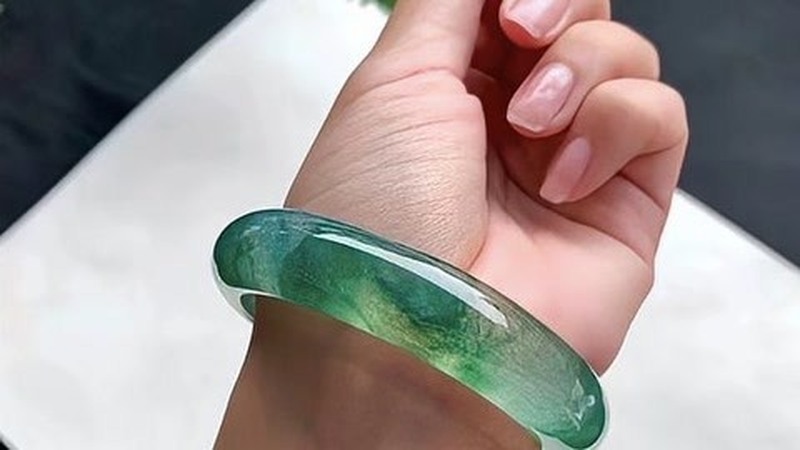 翡翠手链与翡翠手镯之间,该如何进行挑选看看过来人是咋做的!