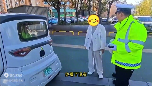 电动自行车号牌,悬挂在三轮车上