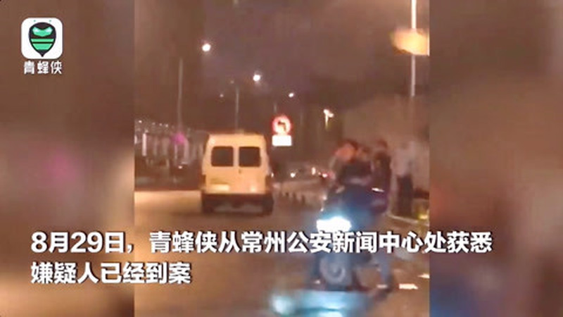 常州男子手持砖头当街砸死一女子被监控拍下警方:嫌疑人已到案