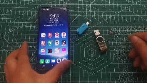 才发现，原来手机里的照片，可直接传到U盘上，方法如此简单