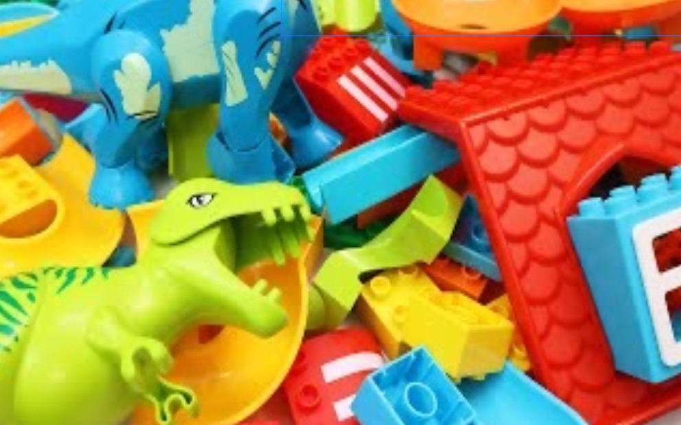 积木搭建:用波浪轨道和恐龙满足弹珠跑比赛