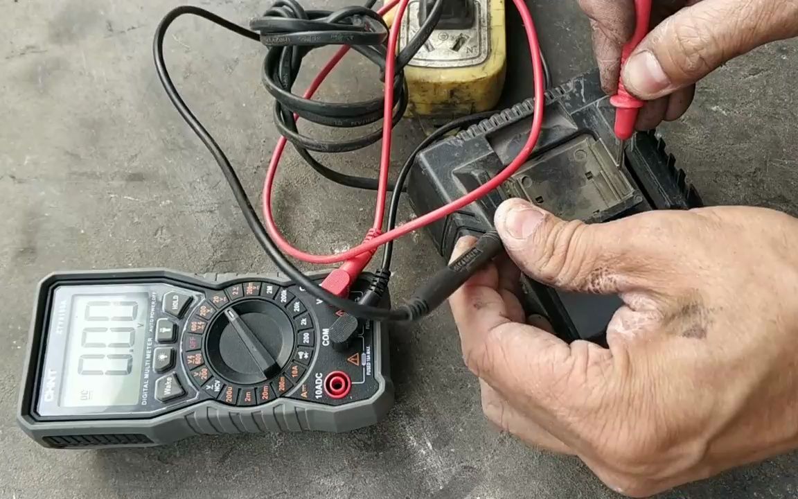 电动扳手充电器充不了电怎么回事呢?工具哥拆解发现了问题