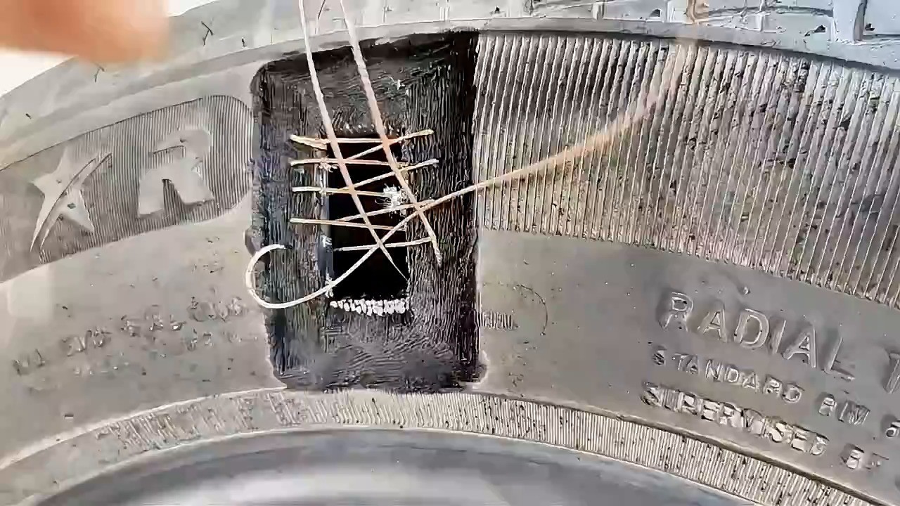 原来大货车的轮胎破了是这样修复的,难怪旧轮胎这么值钱,涨见识