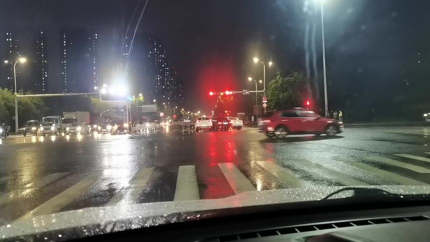雨天路滑,一路三起事故,前车看后视镜视线不好!特殊情况