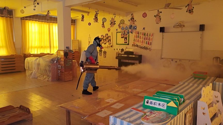 配合政府部门,免费对学校进行消毒防疫工作