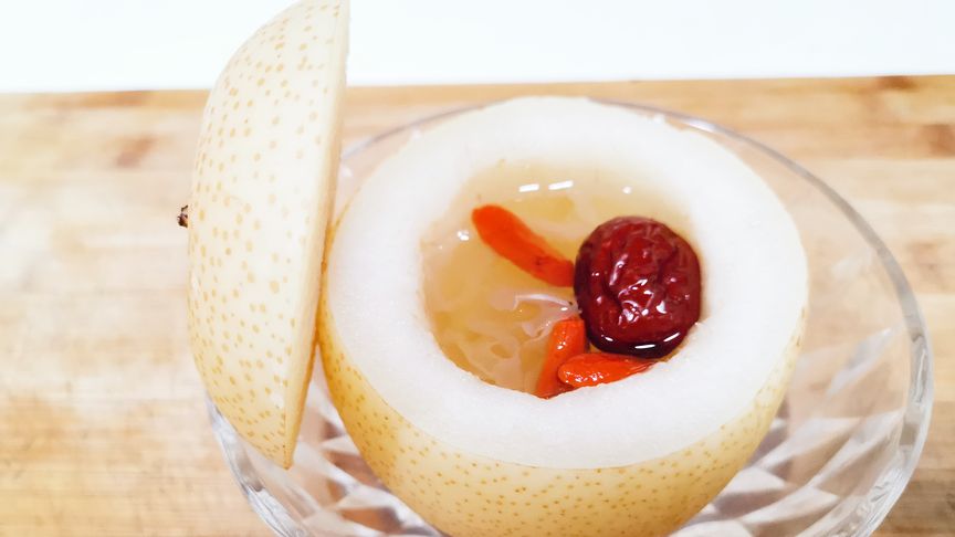 冰糖雪梨,秋冬季节养生佳品,具有止咳润肺化痰功效