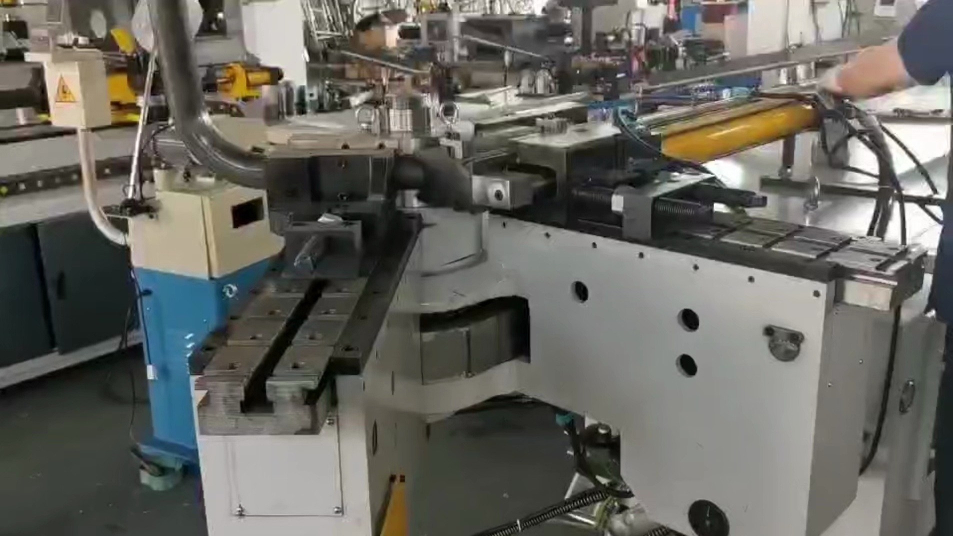 数控圆管折弯机,精准折弯多角度一次成型,饱满无褶皱。