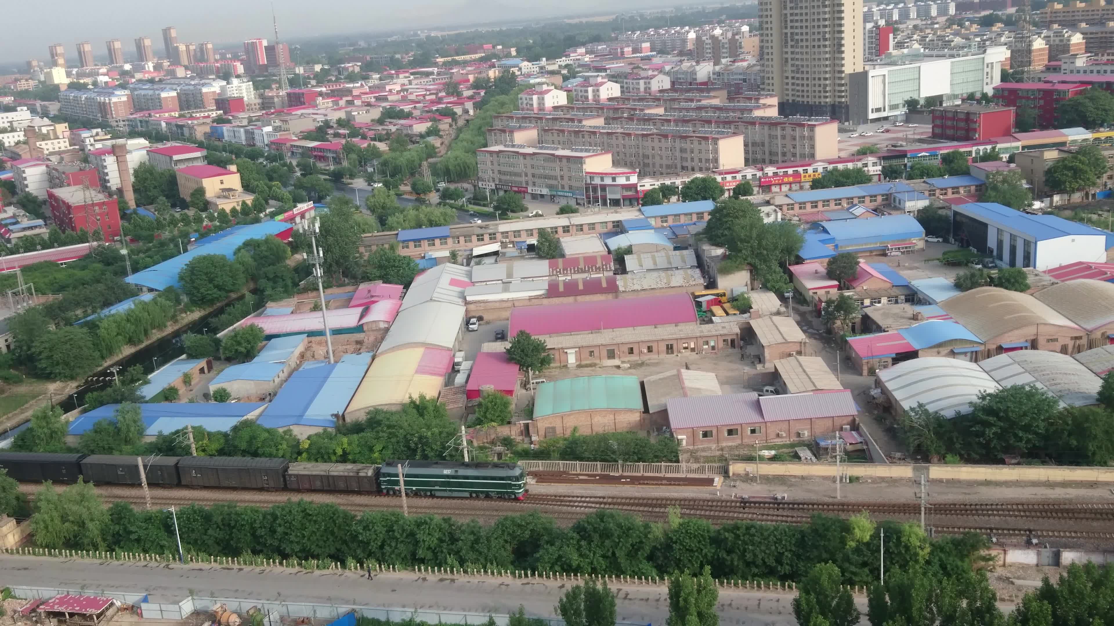 DF4B型内燃机车牵引21节货车通过【俯拍】4K