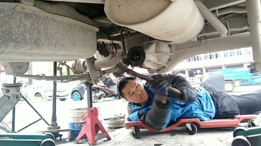 面包车长时间没保养后面异响漏油跑不动,只能更换后差速器总成了