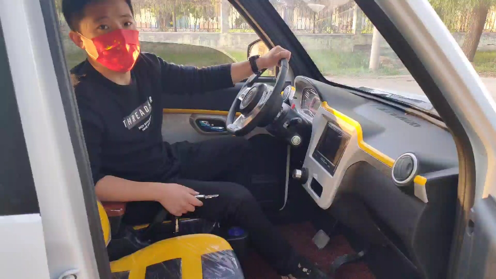 新买的电动车踩油门不走路是咋回事呢?