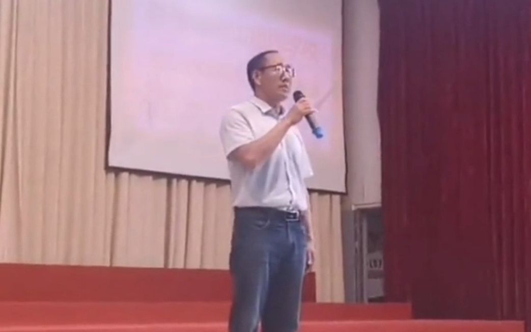为了鼓励学生好好学英语,校长苦练英语,用英语致辞