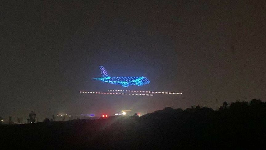 顺丰花湖机场跑道施工超级设备~水稳摊铺机