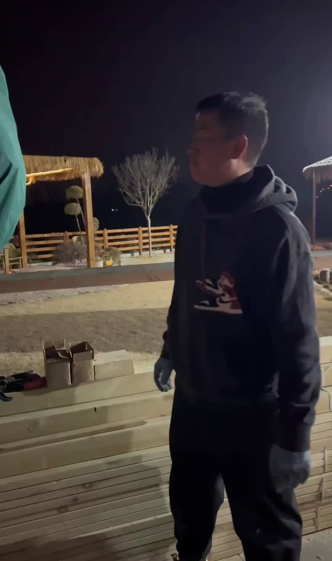 今天终于把木屋的框架做出来了