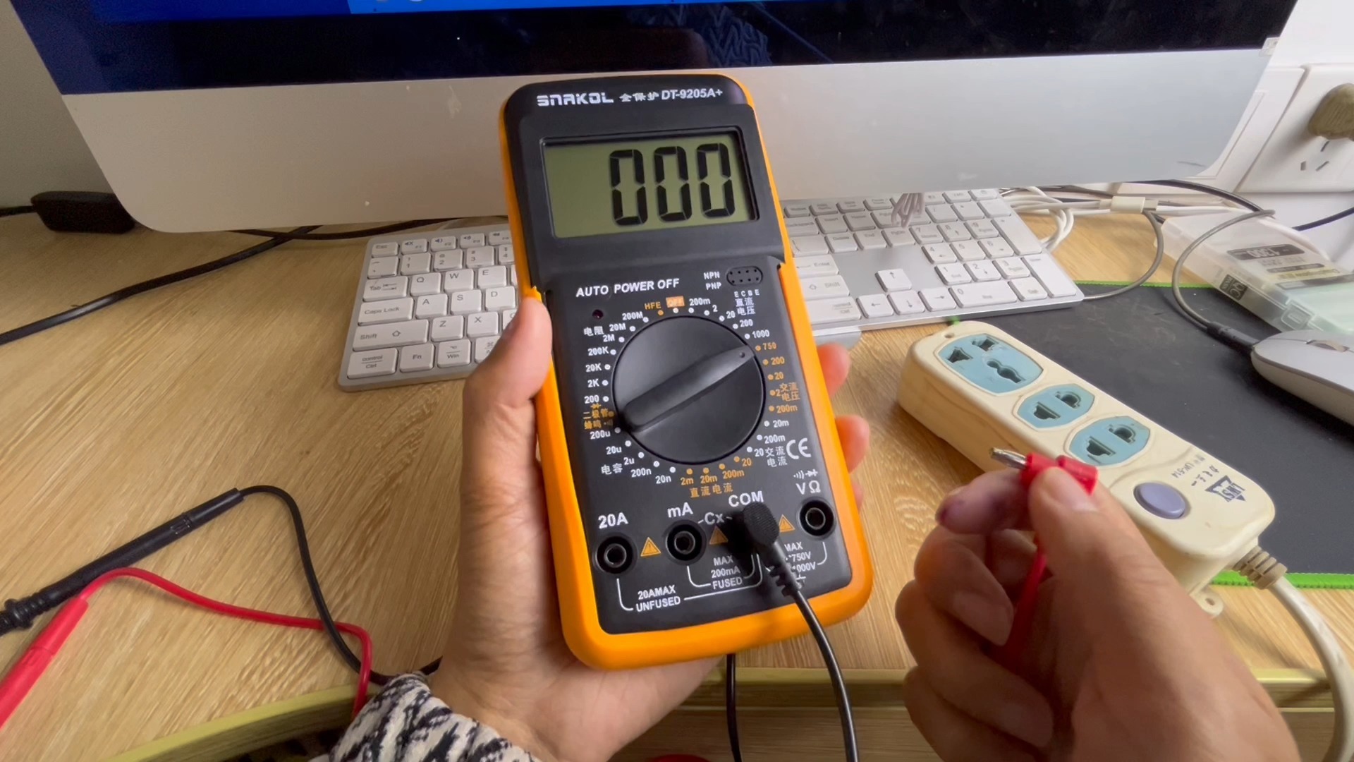 万能表测试220电压怎么测试?