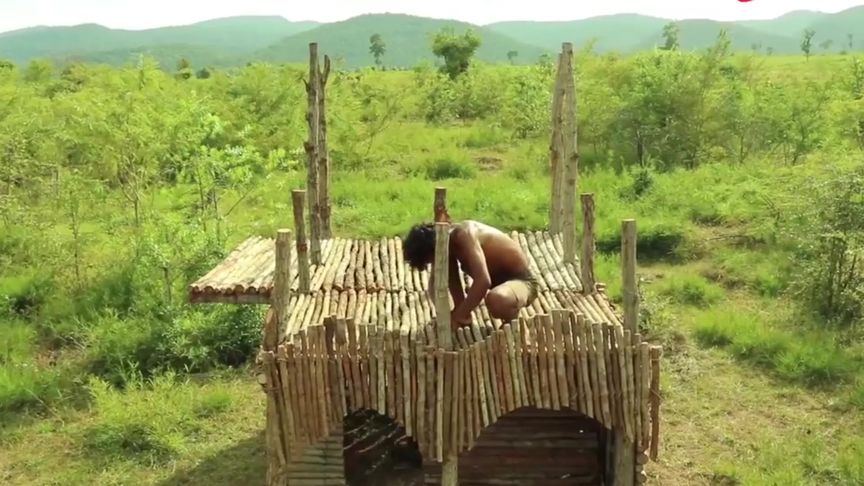 农村小哥纯手工用木头建造自己喜爱的小房子,很温馨很安全!