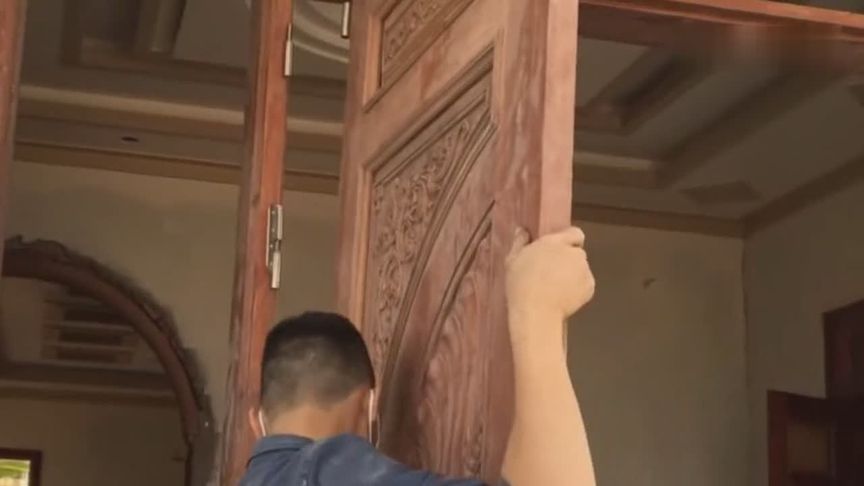 农村小伙定制的实木门,拉到家安装时发现做大了!现场改小气坏了