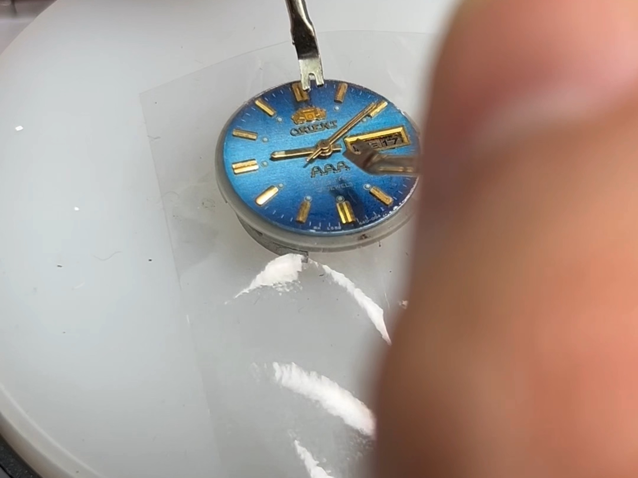 客户反应,走时偷停并且会有停走的情况,检修后发现秒针之间重叠,手表...