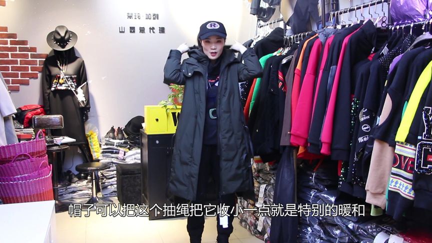 小杰推荐新款羽绒服,长款特别大气简单时尚,带帽子口袋拉链设计
