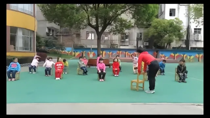 中班体育游戏《好玩的椅子》视频+教案+音乐