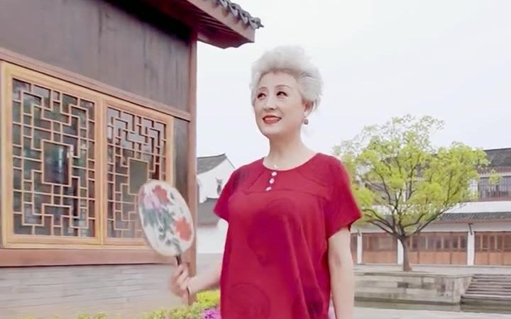 自己离模特太遥远?孙骏奶奶十秒钟教你学会淘宝模特走路怎么拍!