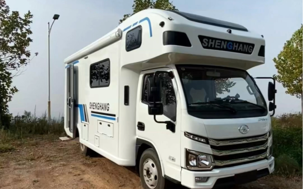 带您一镜到底的欣赏下后置厨卫C型房车,隔断厨房,无惧油烟