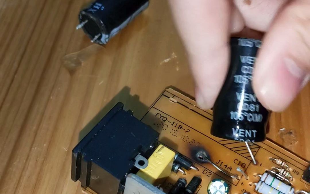 【电脑维修】电脑因在不稳定的电压下导致电源适配器烧毁