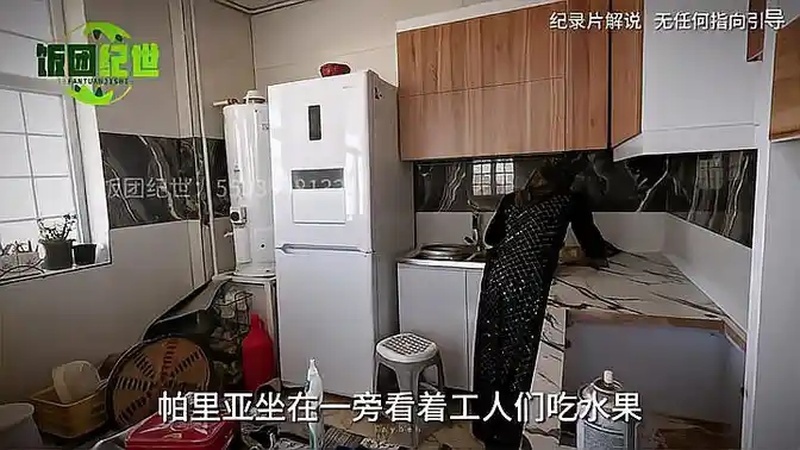 师傅们在厨房里继续忙碌,就差最后一块板,整个厨房就彻底完工了