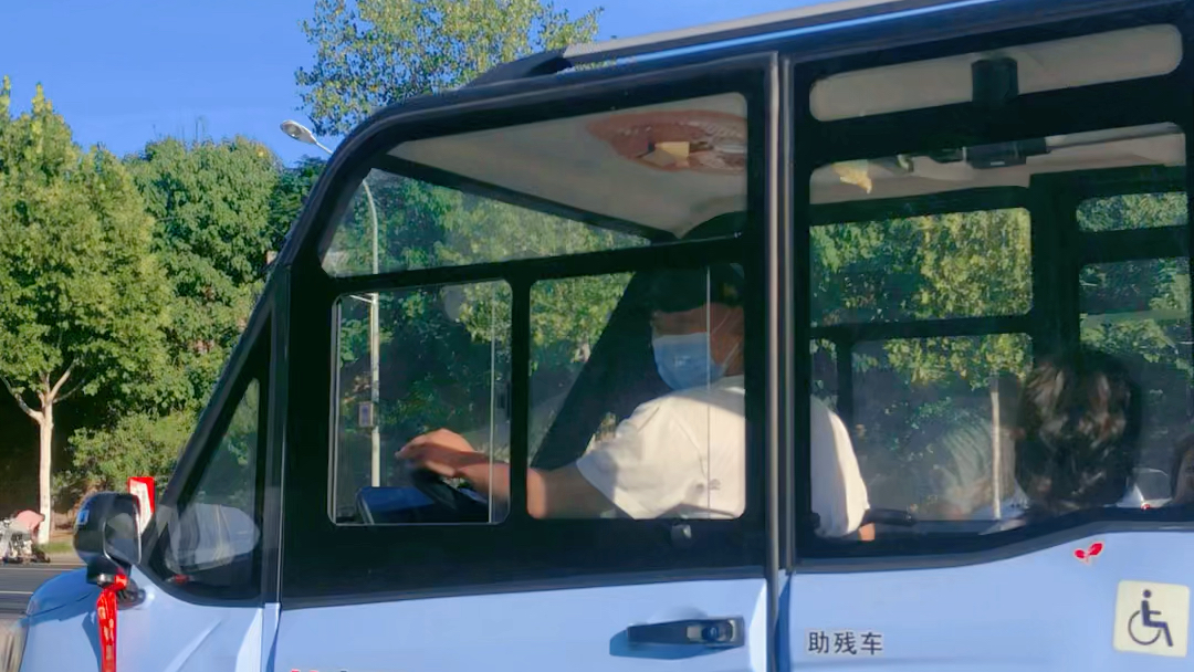 坐轮椅驾驶残疾人专用车带孩子们
