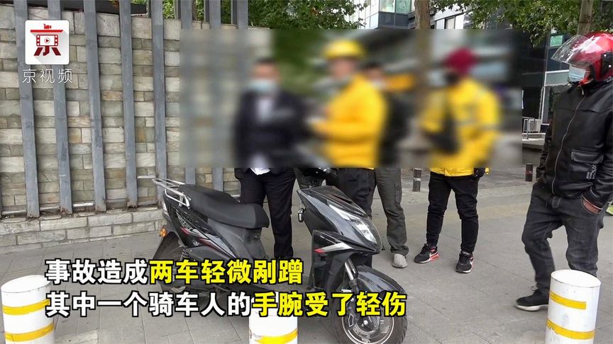 小区门前两电动车相撞 转弯未让直行负全责