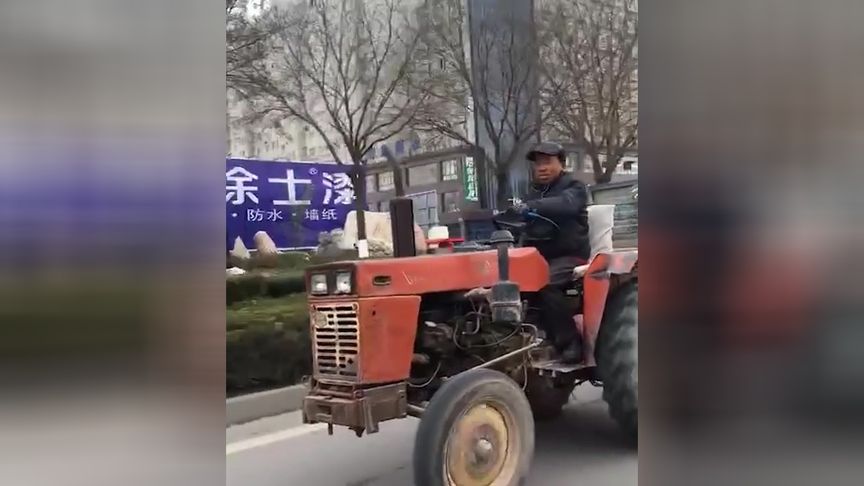 大爷充分向我们展示了 三角形具有稳定性 这个道理